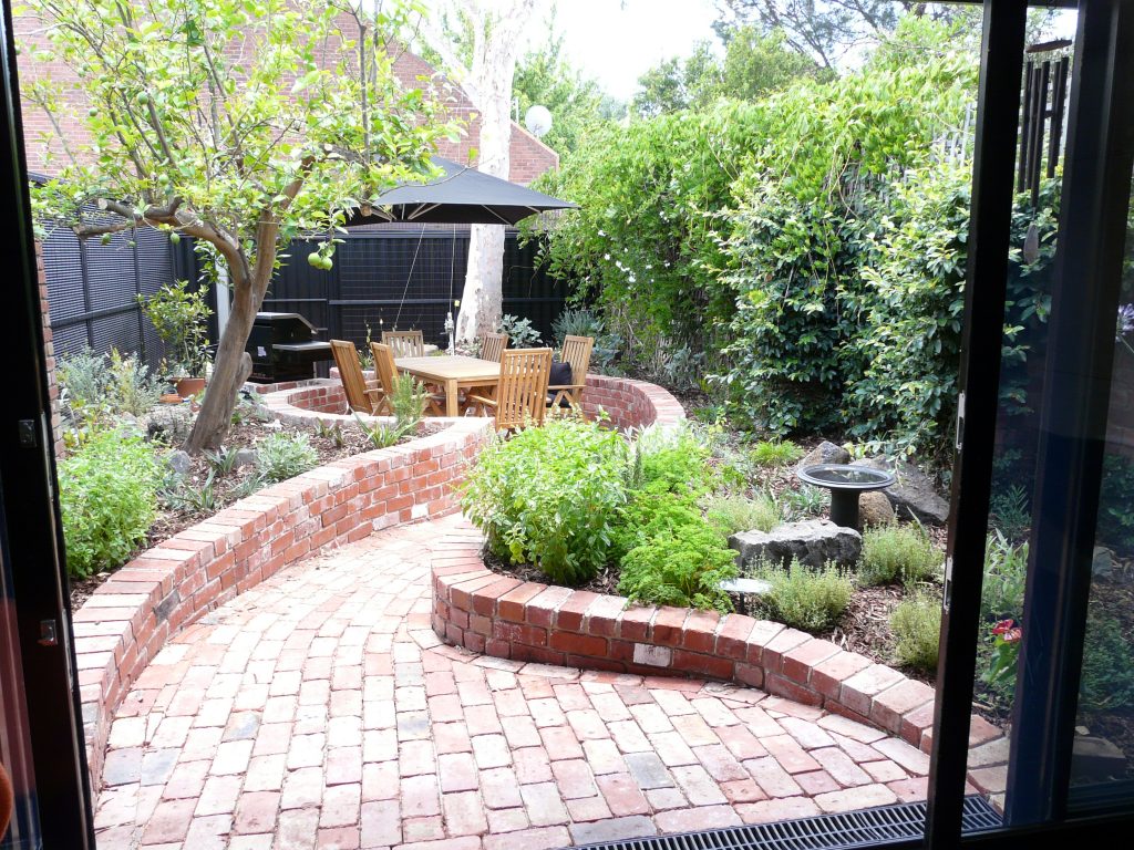 Curved Brick walls | Applied Horticultural Services